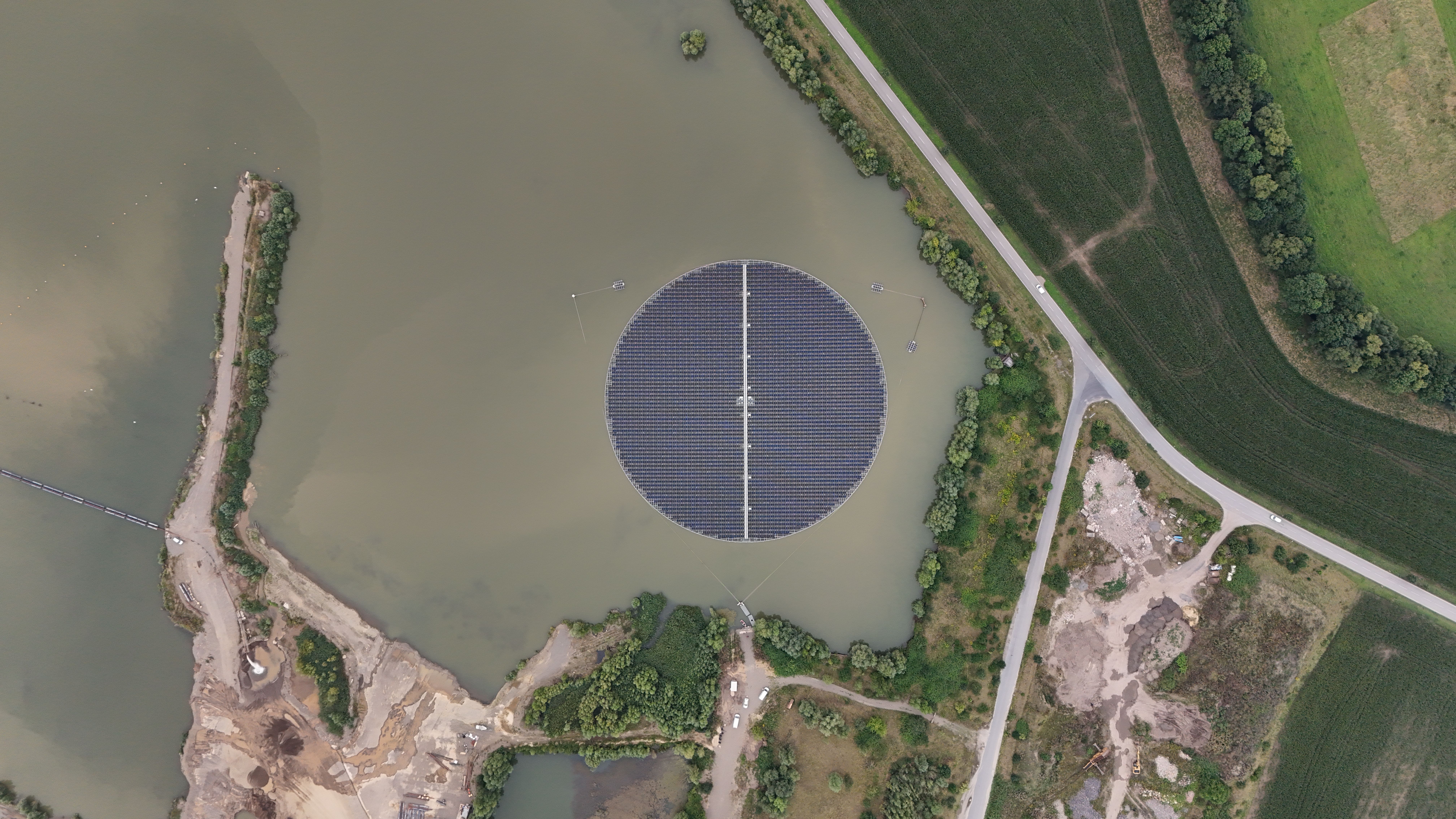 Die erste deutsch schwimmende PV-Anlage wurde angeschlossen